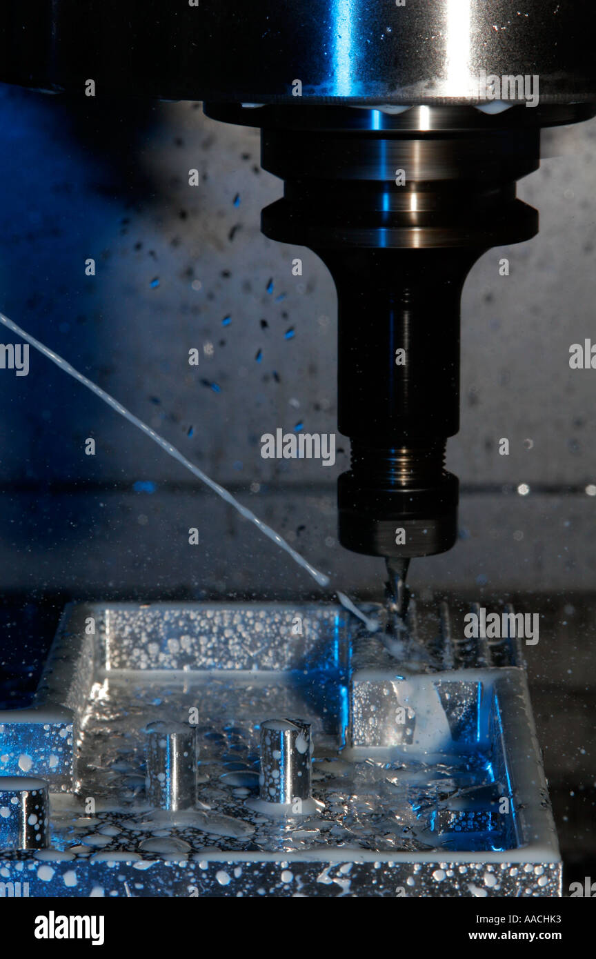 Cnc milling machine and coolant hi-res stock photography and images - Alamy