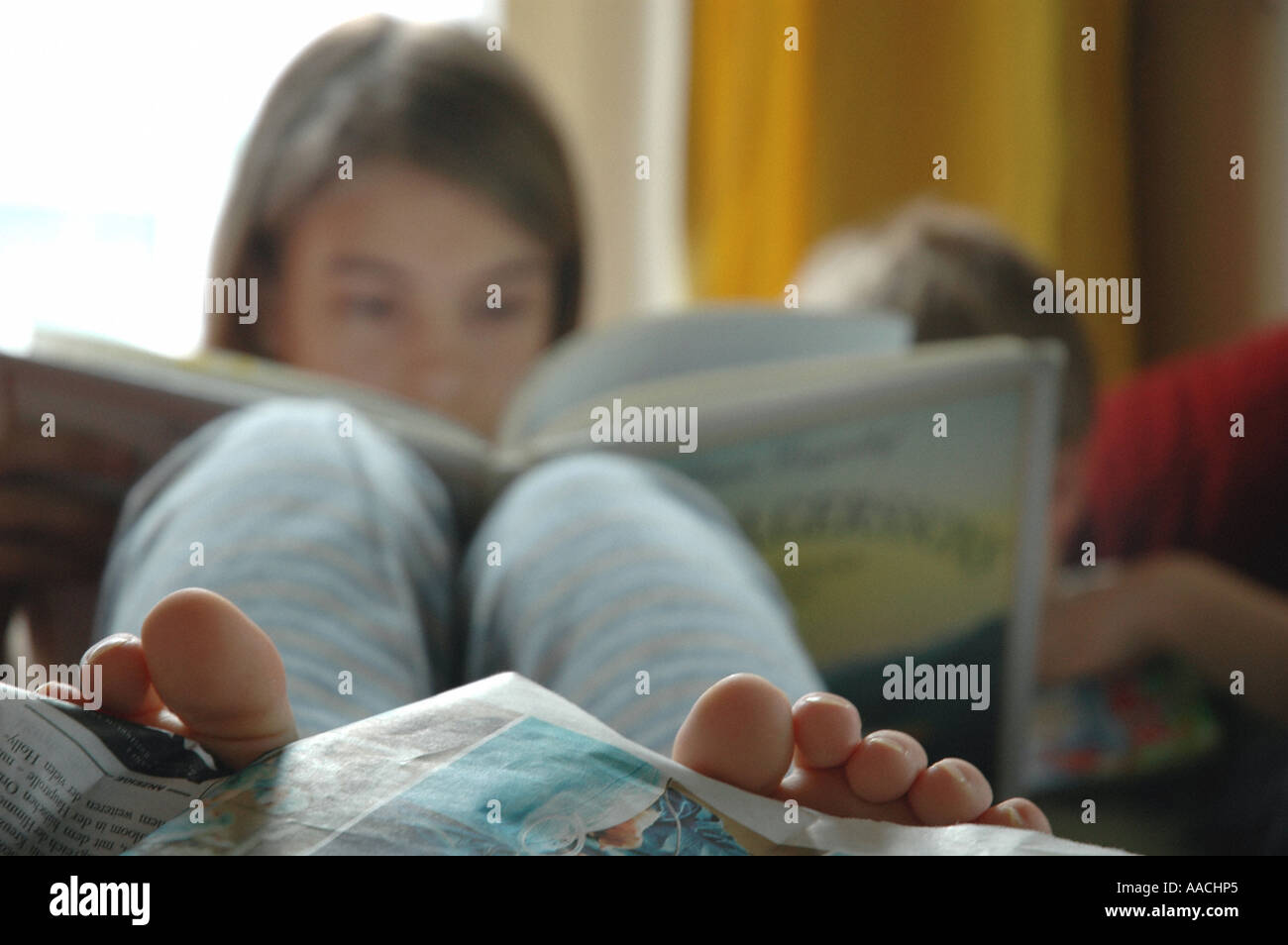 Girl read book best hi-res stock photography and images - Alamy