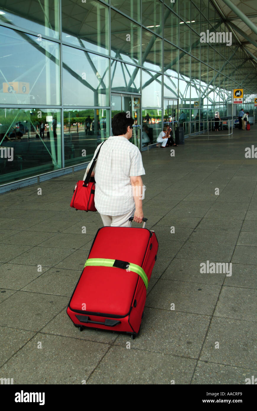 Pull along suitcase hi-res stock photography and images - Alamy