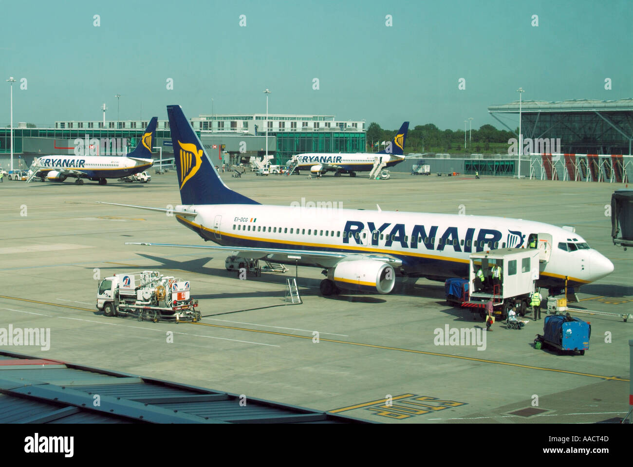 Three ryanair planes hi-res stock photography and images - Alamy