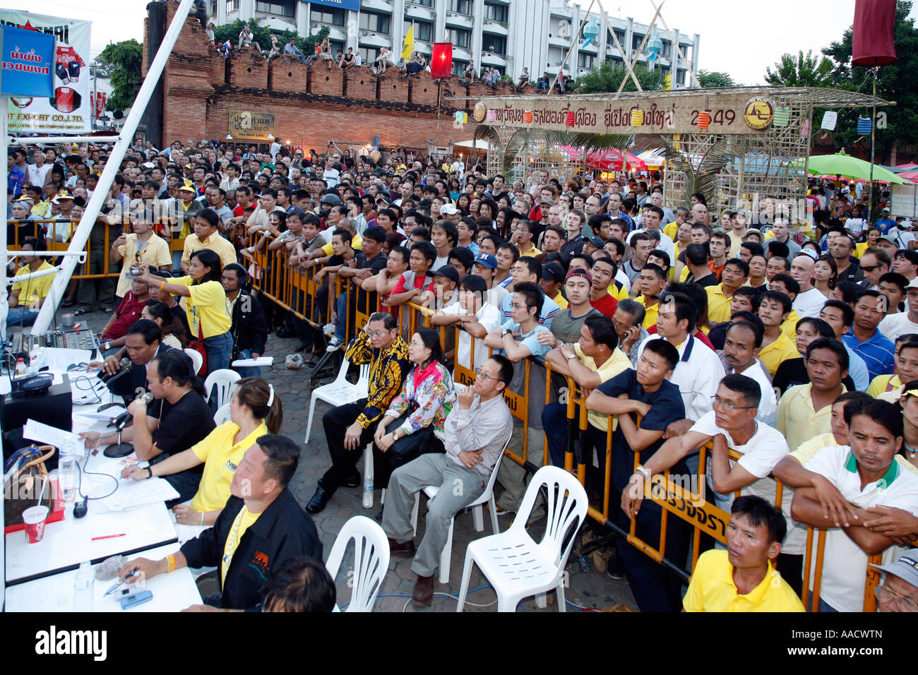 Boxing ring audience hi-res stock photography and images - Alamy
