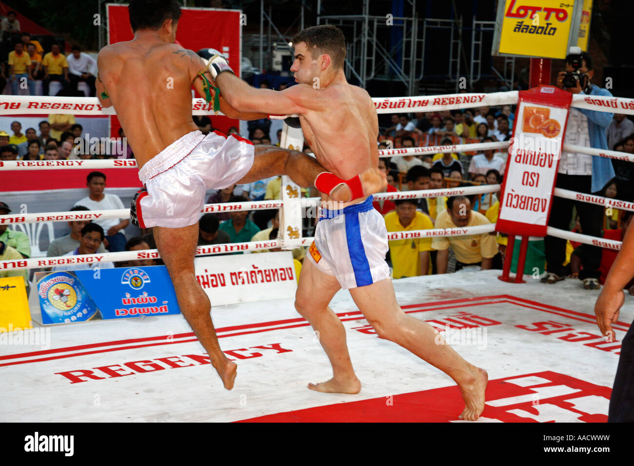 Boxing ring boxing glove action crowd hi-res stock photography and ...