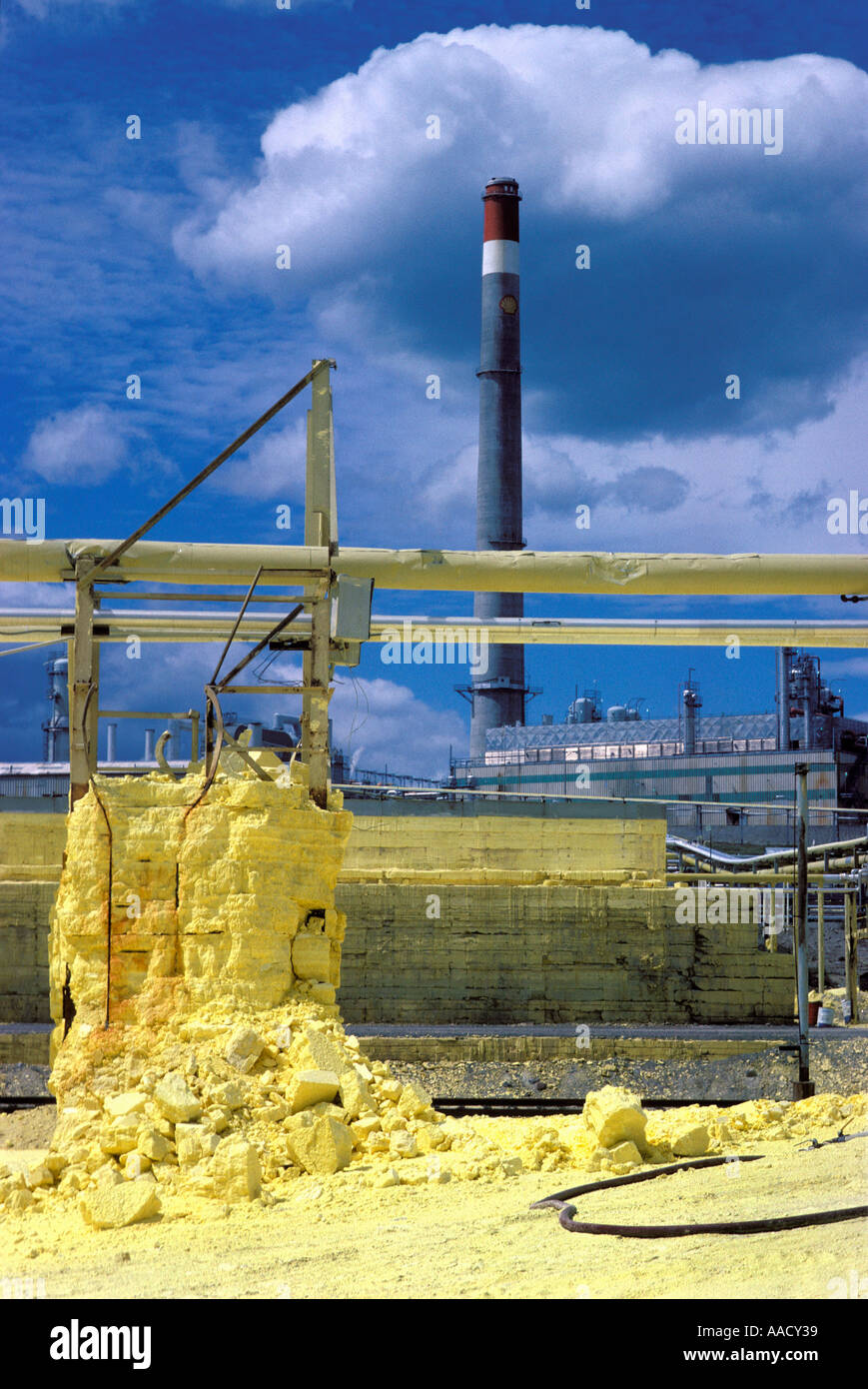 Shell Oil Waterton refining plant extracting poisonous sulphur waste ...