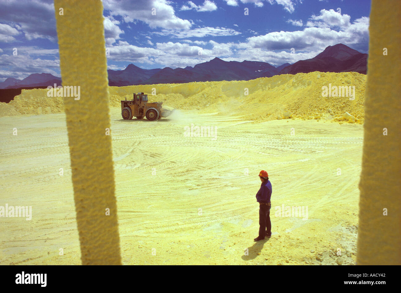 Shell Oil Waterton refining plant extracting poisonous sulphur waste ...