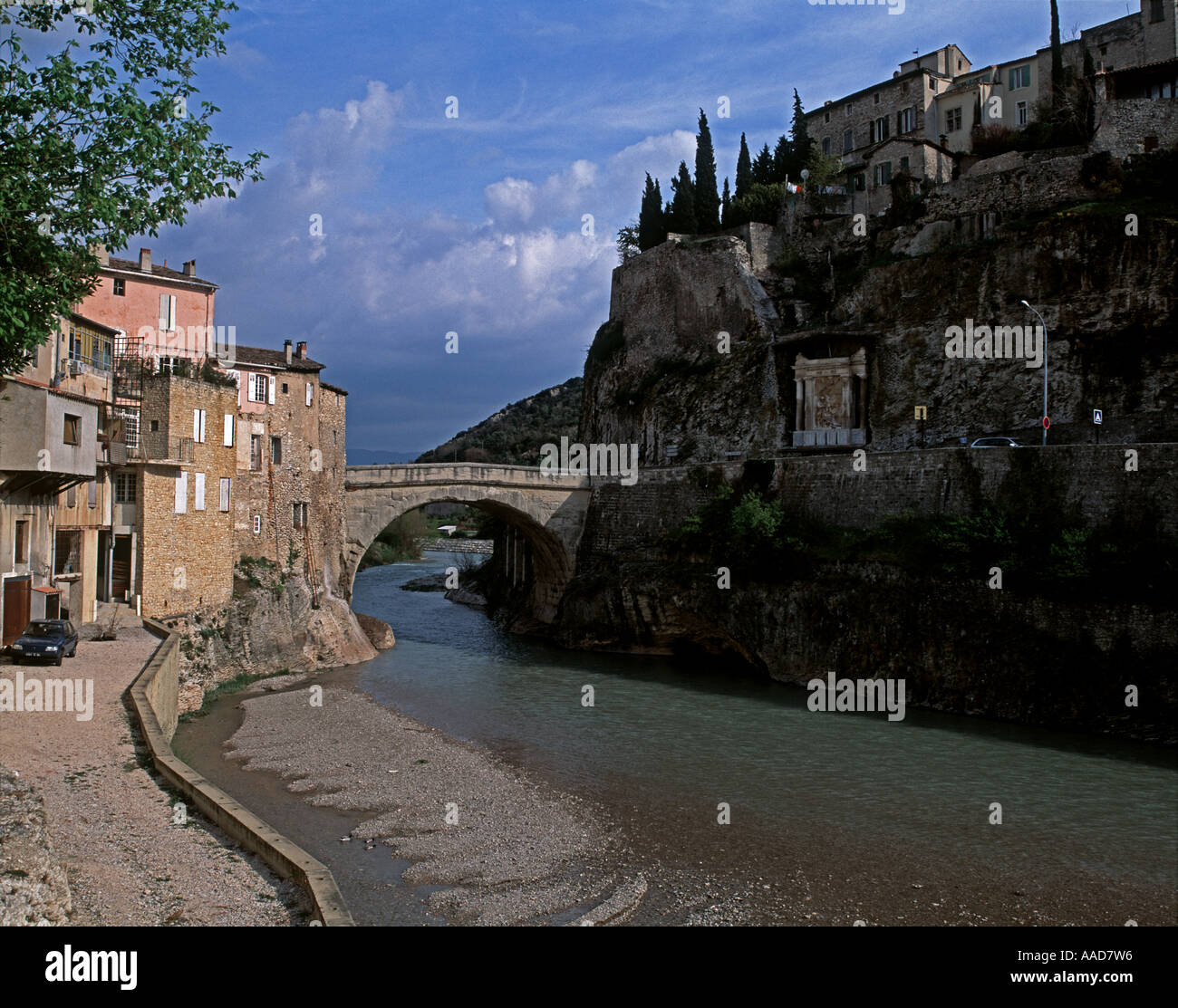 The Pont Romain at Vaison la Romaine Stock Photo - Alamy