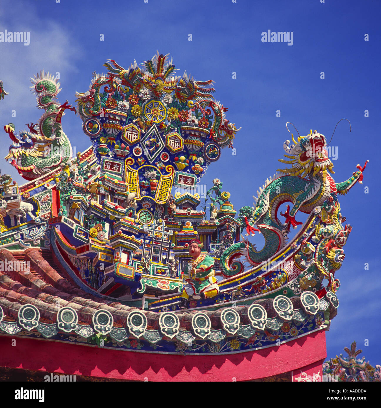 Close up of roof detail on the old Chinese Clan house of Khoo Kongsi on ...