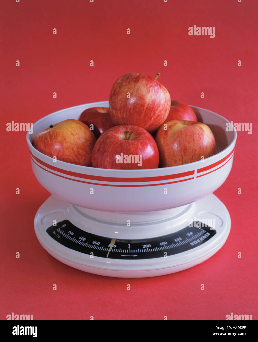 Set of kitchen scales being used to weigh some apples Stock Photo - Alamy
