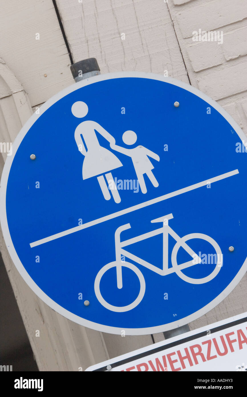 Blue pedestrian zone sign mother and child hi-res stock photography and ...