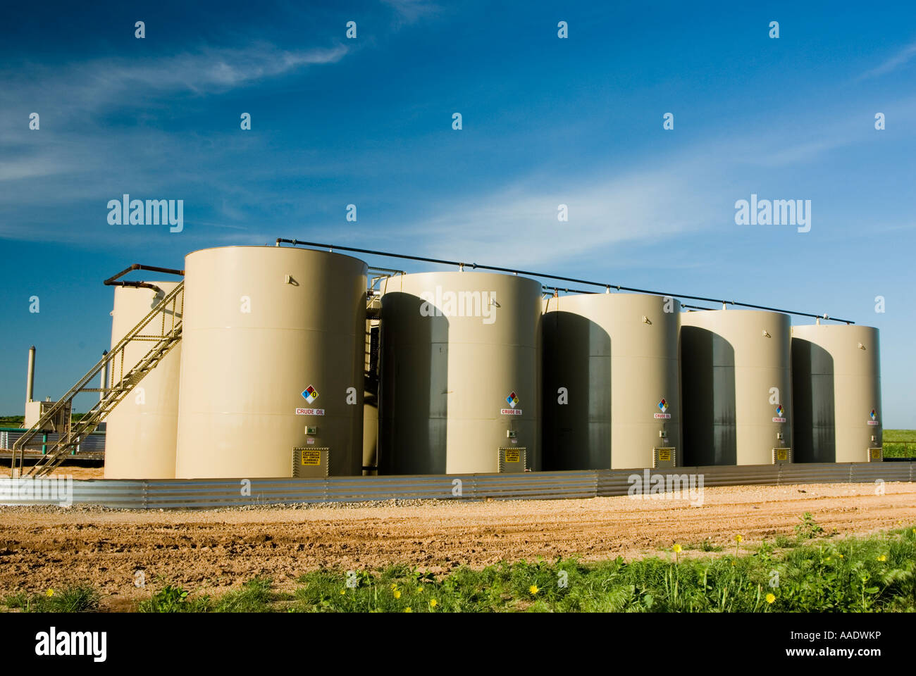 Crude oil storage tanks texas hi-res stock photography and images - Alamy