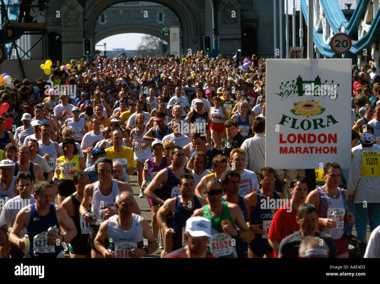 London marathon crowd bridge hi-res stock photography and images - Alamy