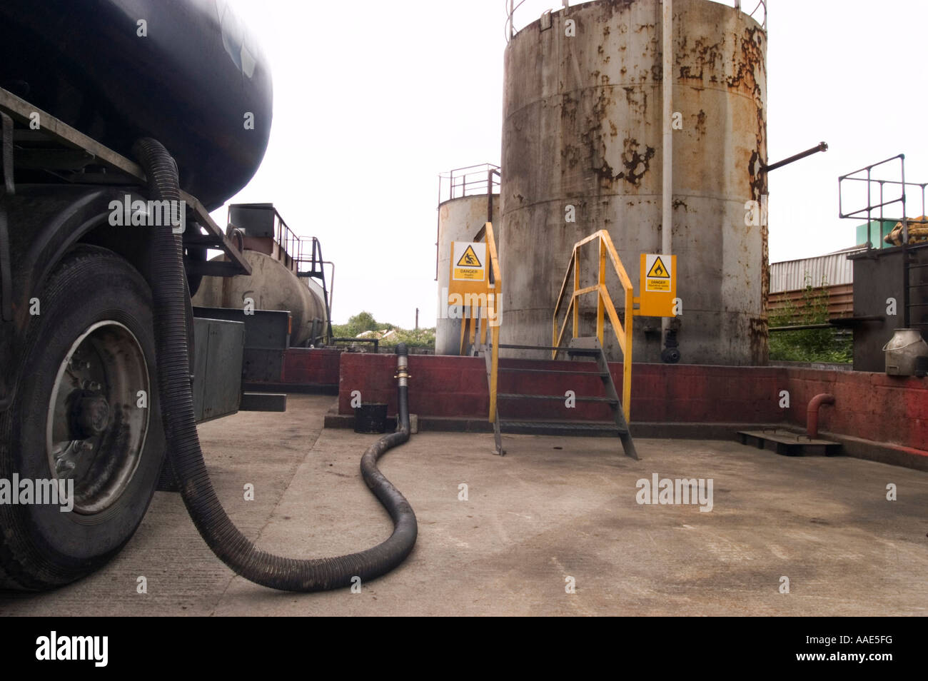 Oil storage tanks hi-res stock photography and images - Alamy