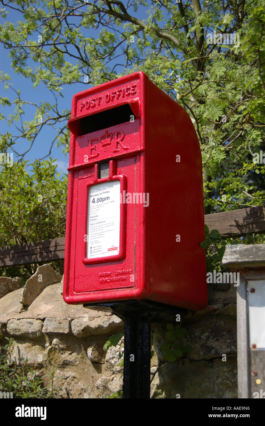 Royal mail eiir postbox hi-res stock photography and images - Alamy