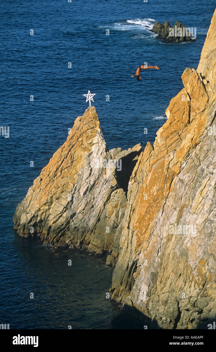 Acapulco cliff diver hi-res stock photography and images - Alamy
