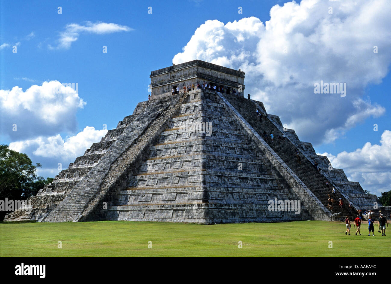 maya step piramid chichen itza yucatan mexico Stock Photo - Alamy