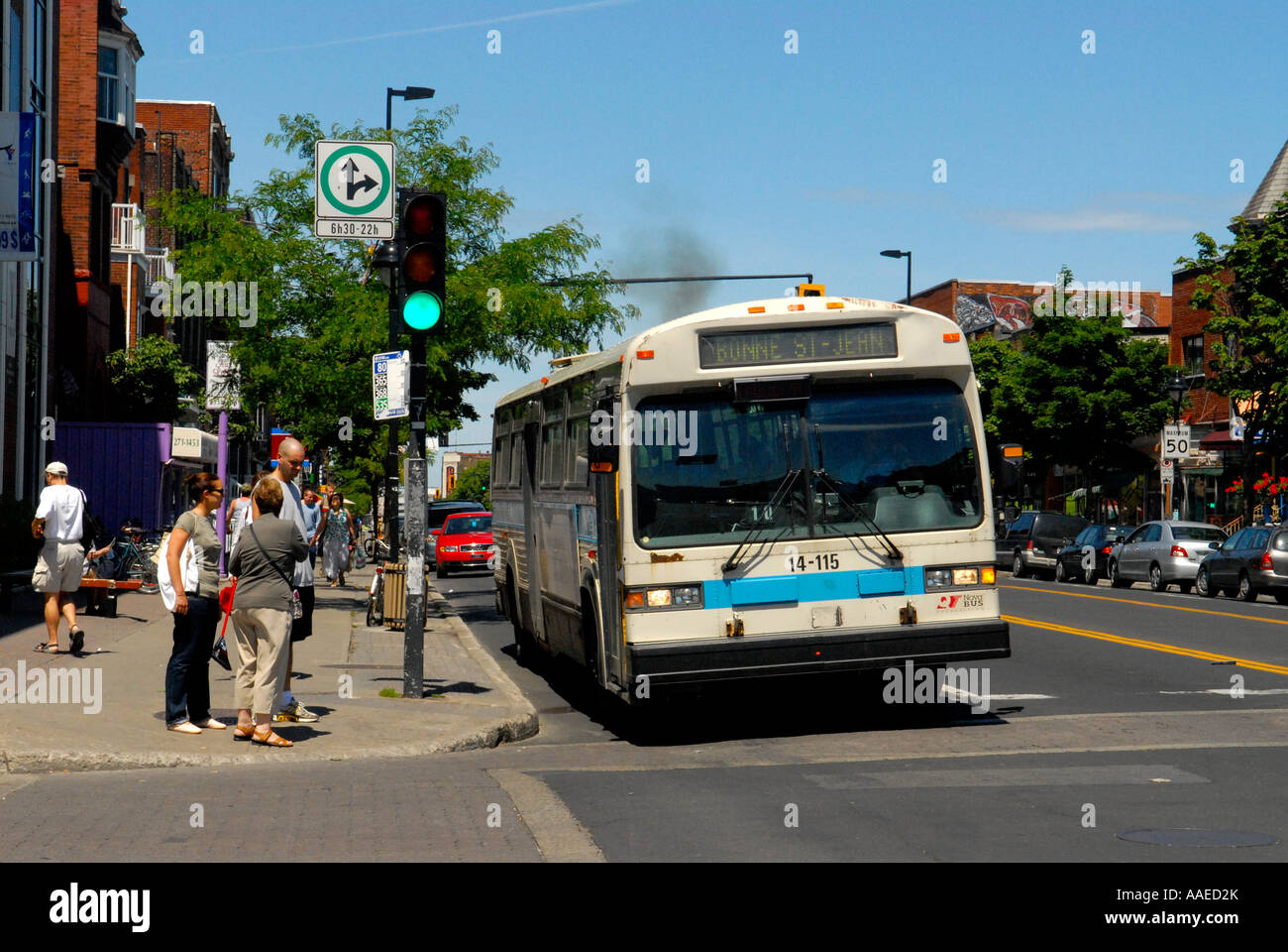 Bus on park avenue hi-res stock photography and images - Alamy