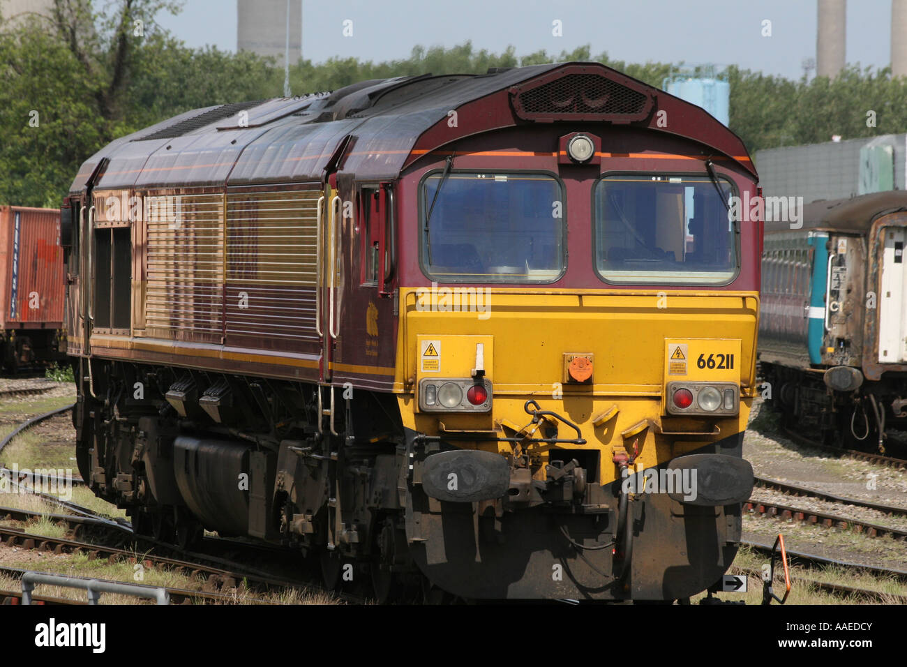 EWS Class 66 Diesel Freight Locomotive in the yard at Didcot station ...