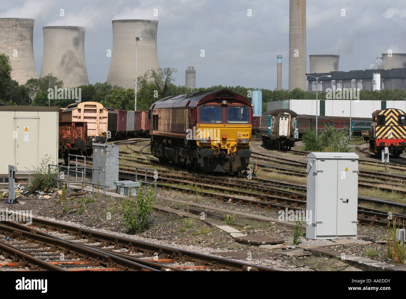 EWS Class 66 Diesel Freight Locomotive in the yard at Didcot station ...