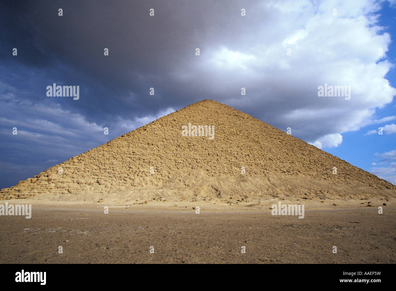 The Red Pyramid of Dashur, Egypt Stock Photo - Alamy