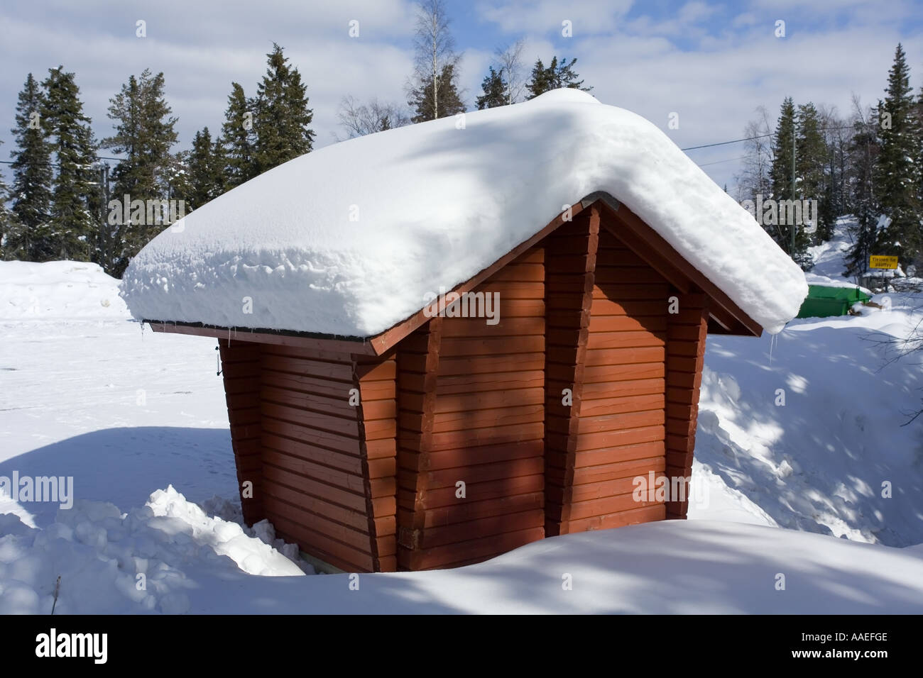 Snow drift on roof hi-res stock photography and images - Alamy