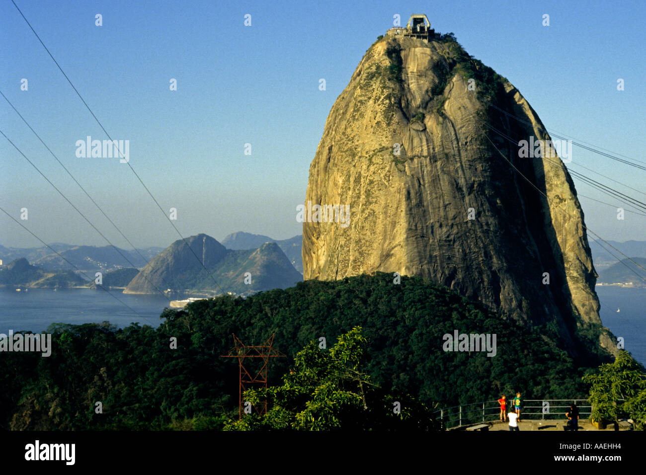 Cable cars at sugarloaf mountain hi-res stock photography and images ...