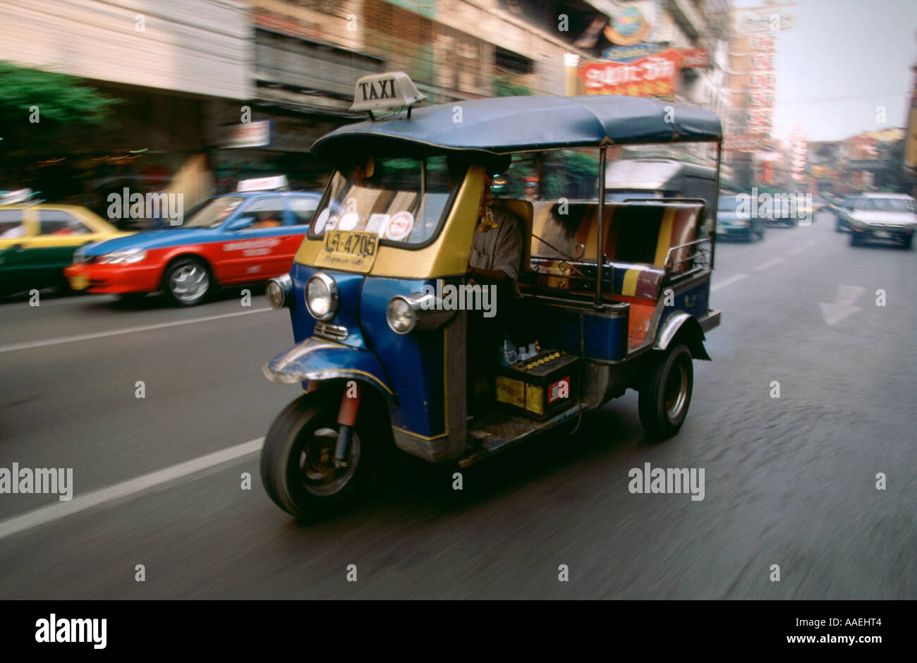 Tuk tuk speeding city street blurred motion hi-res stock photography ...