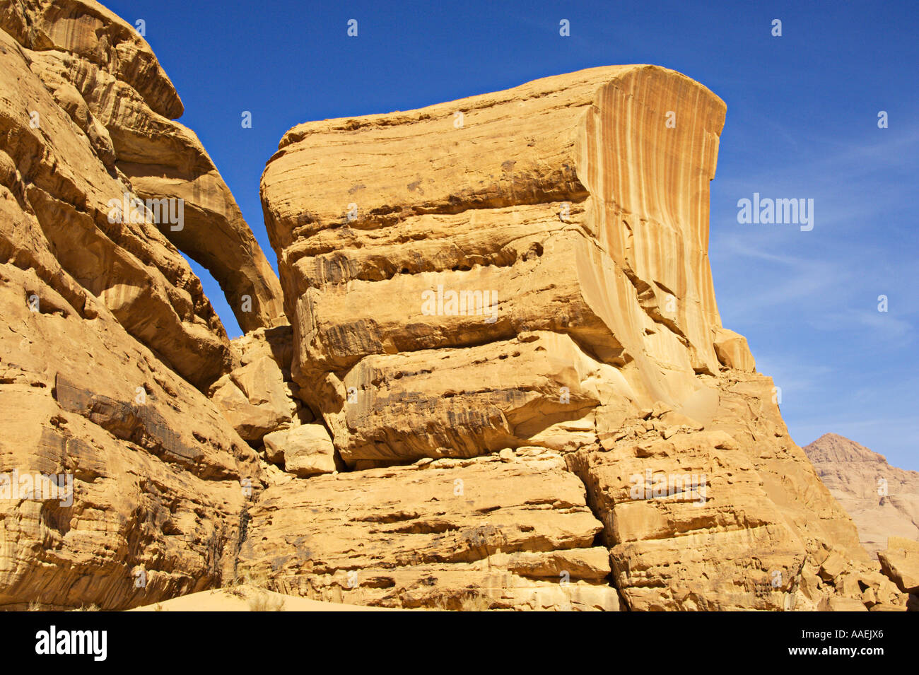 Red sandstone landscape arch hi-res stock photography and images - Alamy