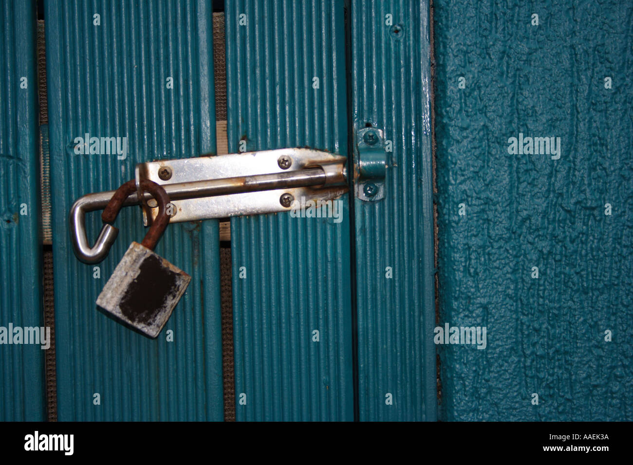 PADLOCK AND HINGE ON A AQUA BLUE TIMBER BUILDING BAPD1965 Stock Photo ...
