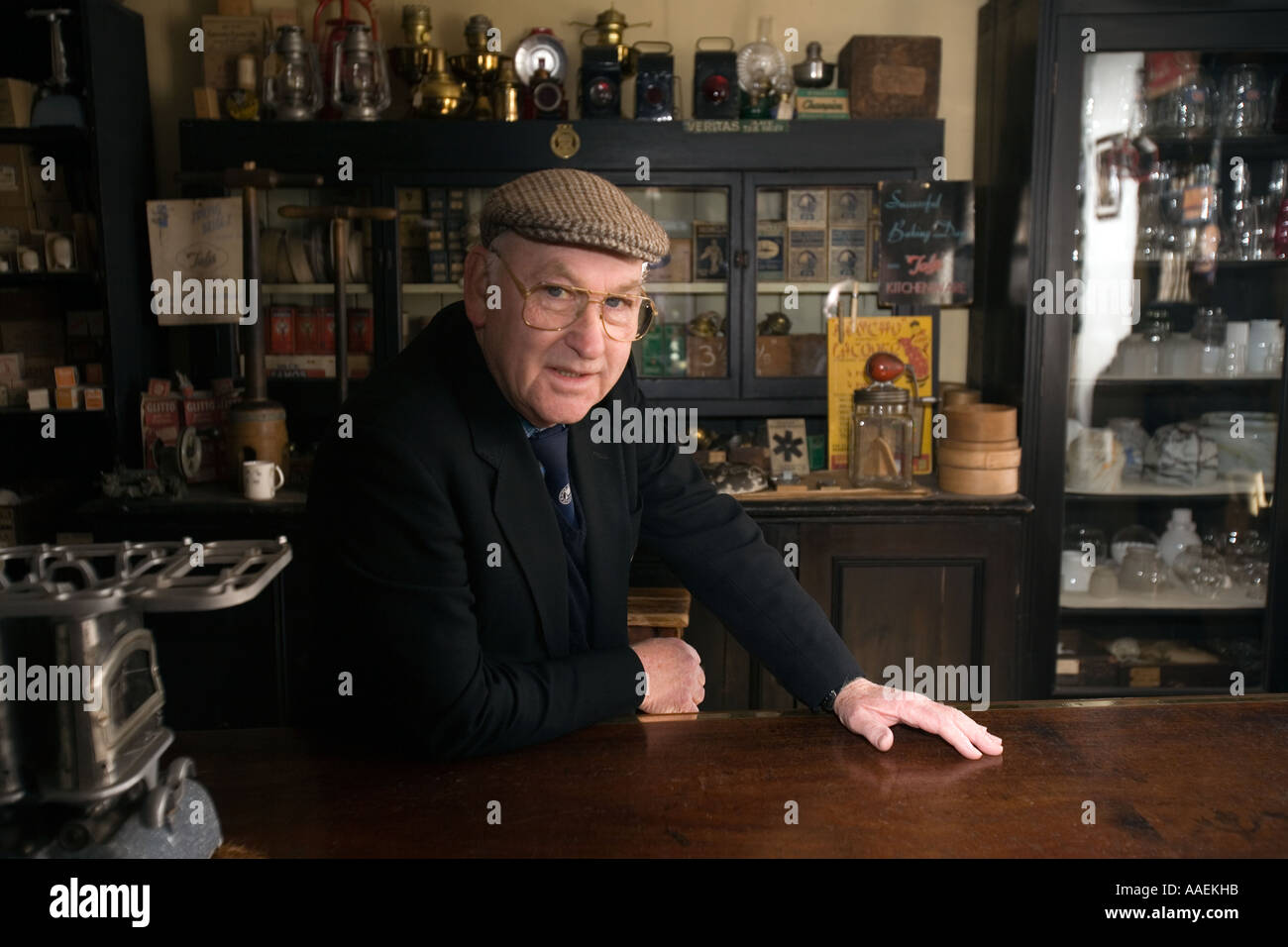 Victorian shopkeeper counter shop hi-res stock photography and images ...