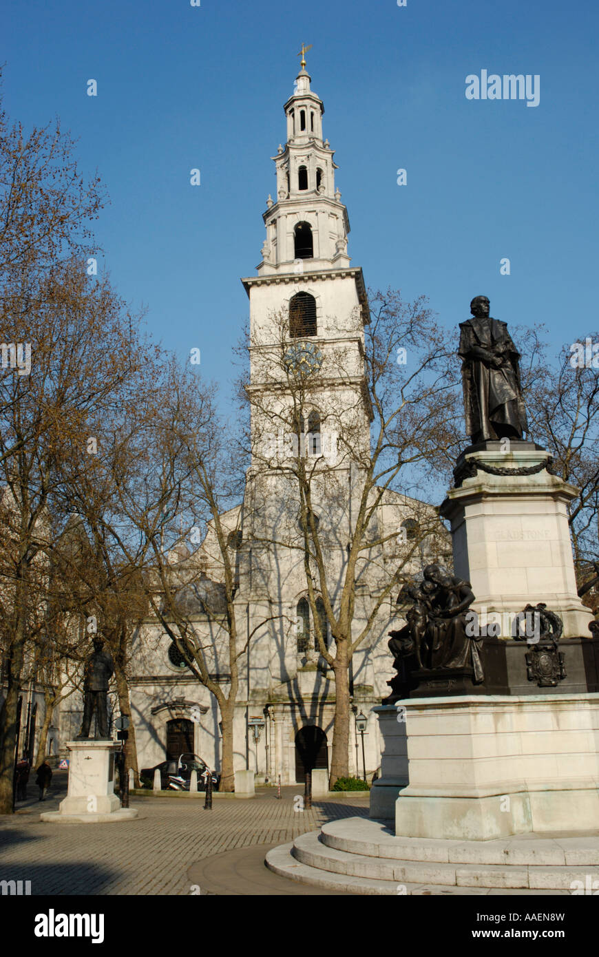 View of St Clement Danes church and statue of William Gladstone in The ...