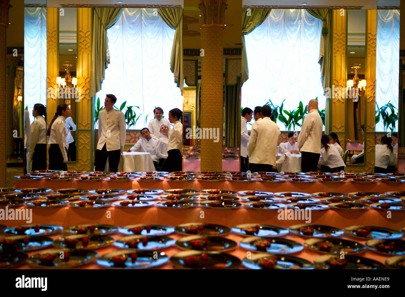 Waiters wait staff hi-res stock photography and images - Alamy
