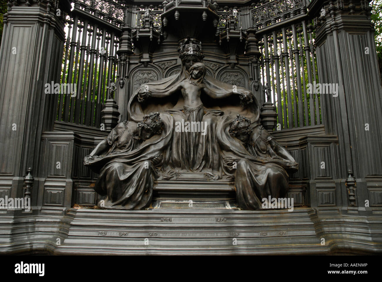 Queen Alexandra memorial and statue opposite St James's Palace in ...