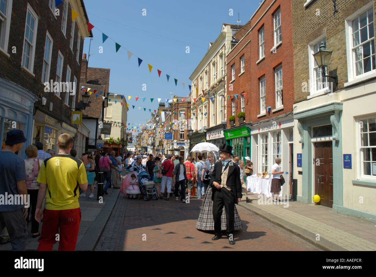 Couple in Dickensian period costume at the Dickens Festival in ...