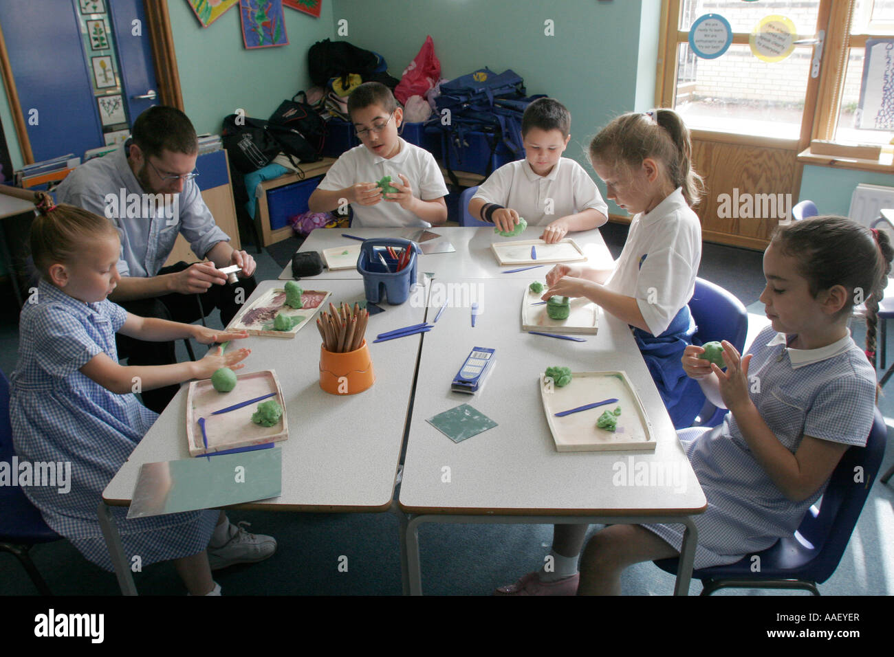 Primary school children in school handicraft lesson Stock Photo - Alamy