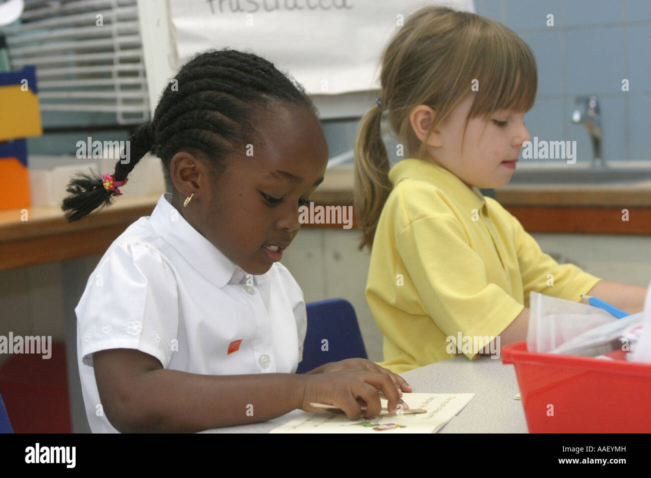 Primary school children in classroom lesson Stock Photo - Alamy