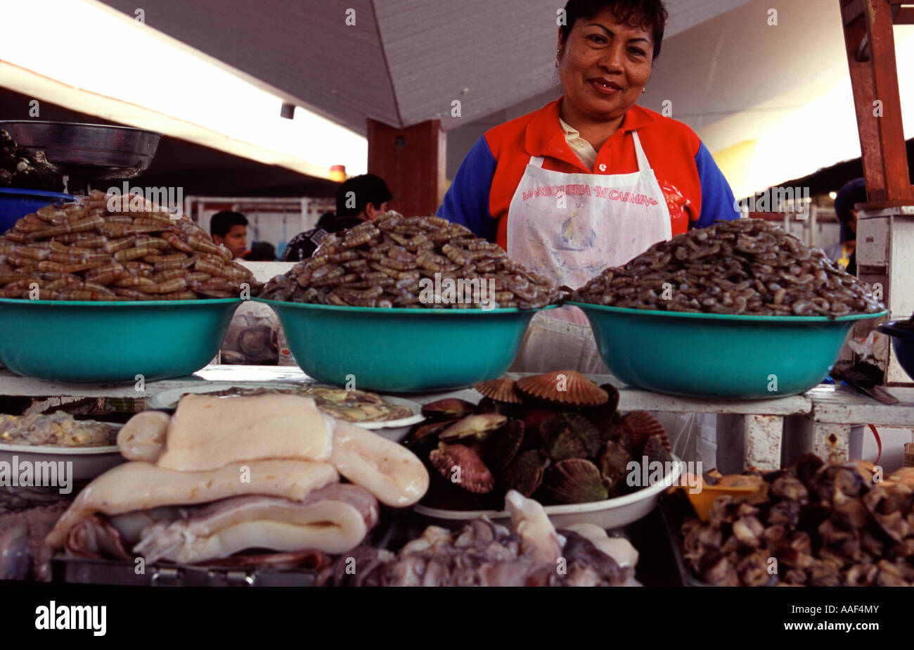 Market seafood vendor stall booth hi-res stock photography and images ...