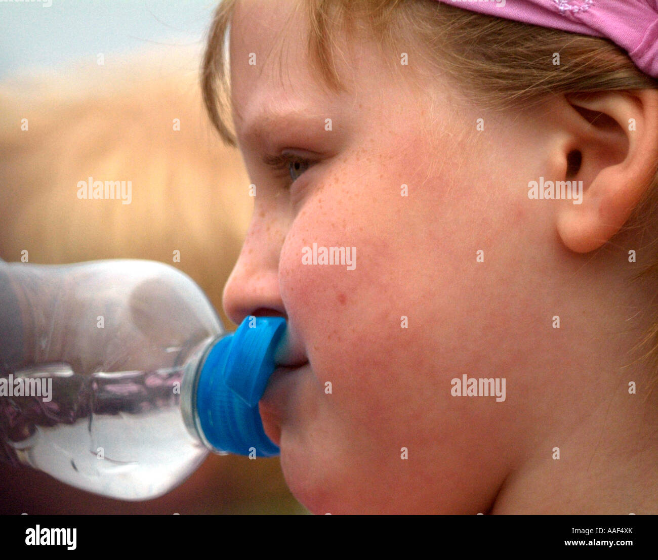 girl drinking water from bottle Stock Photo - Alamy