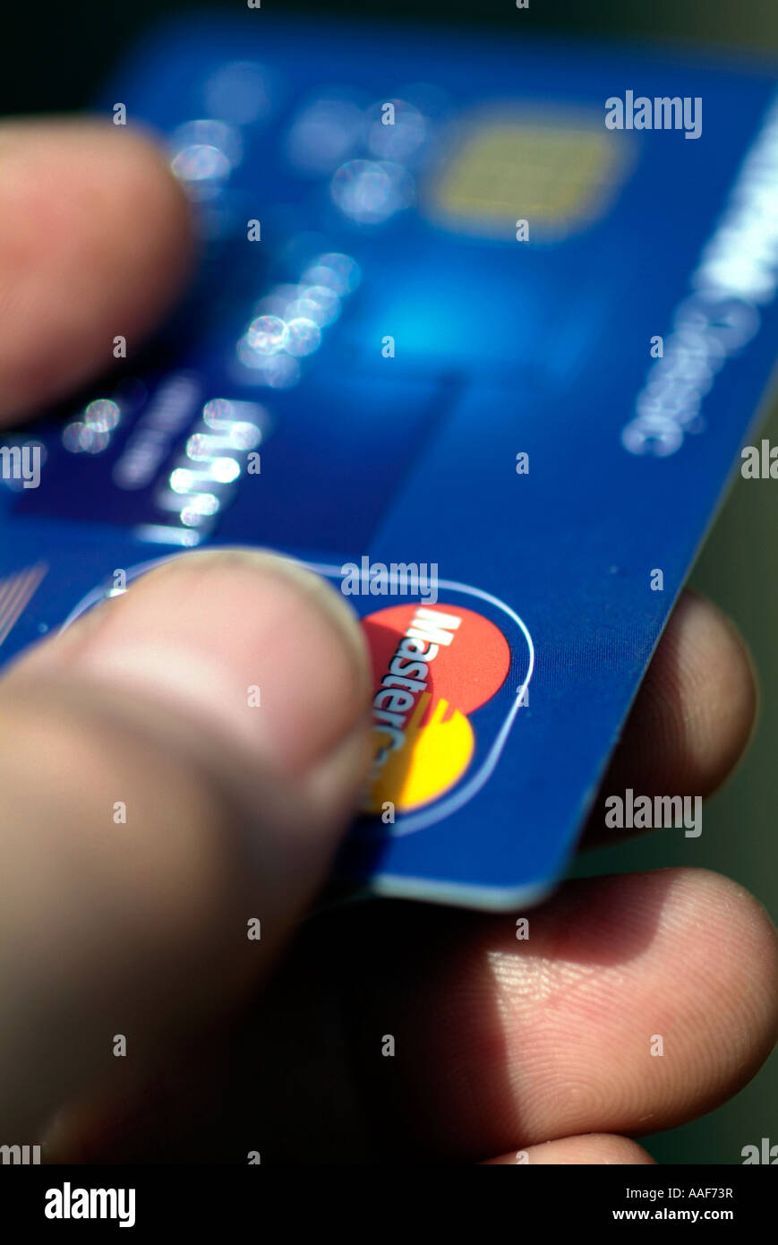 hand offering a credit card Stock Photo - Alamy