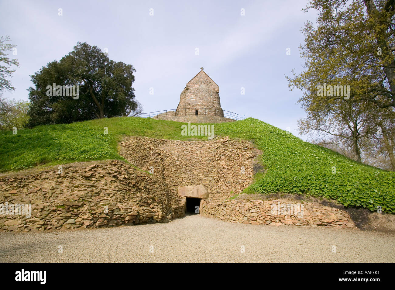 Entrance to the grave hi-res stock photography and images - Alamy