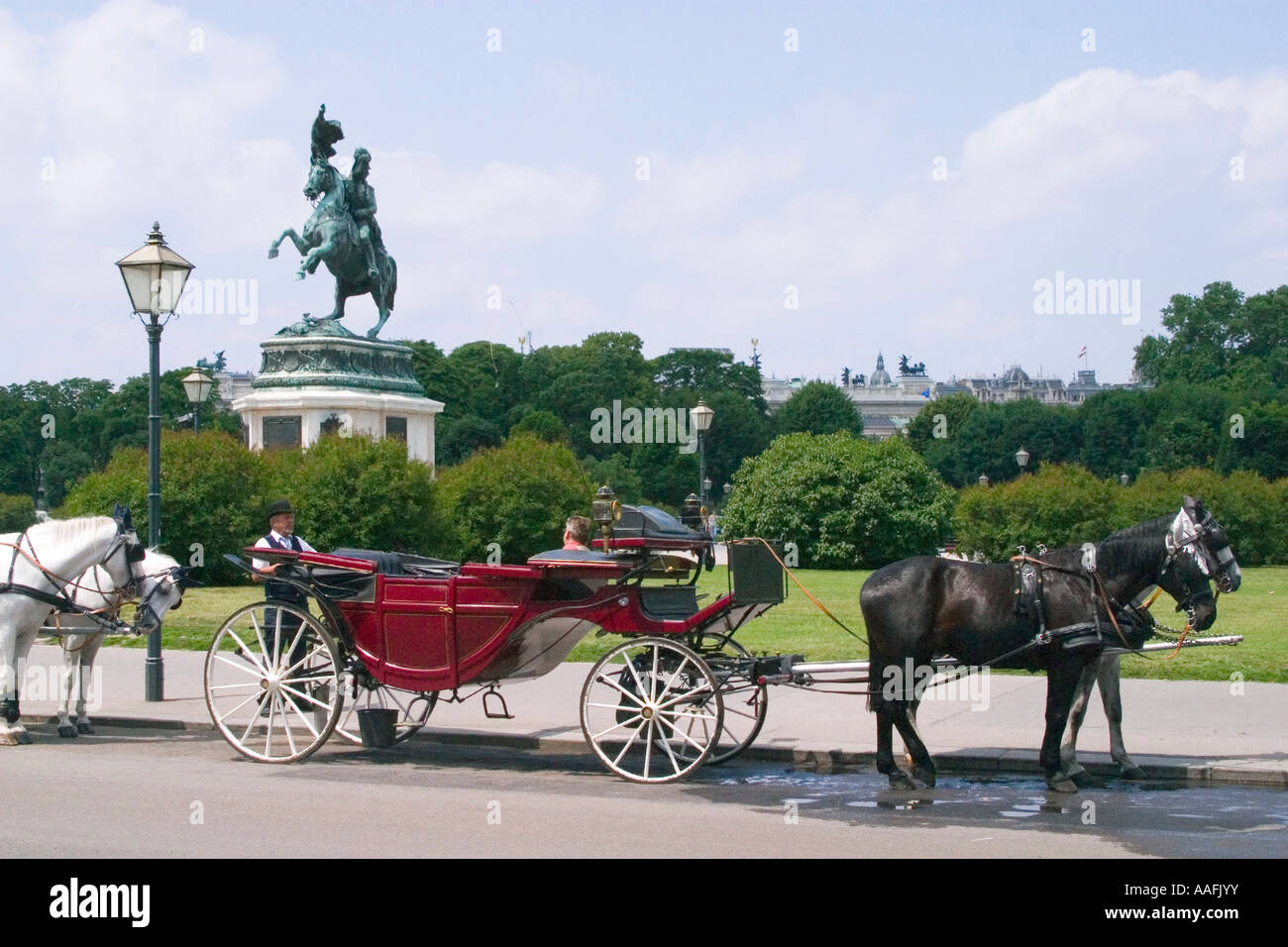 Horse drawn carriage at Fiaker Helden Platz in spring sun sunshine ...
