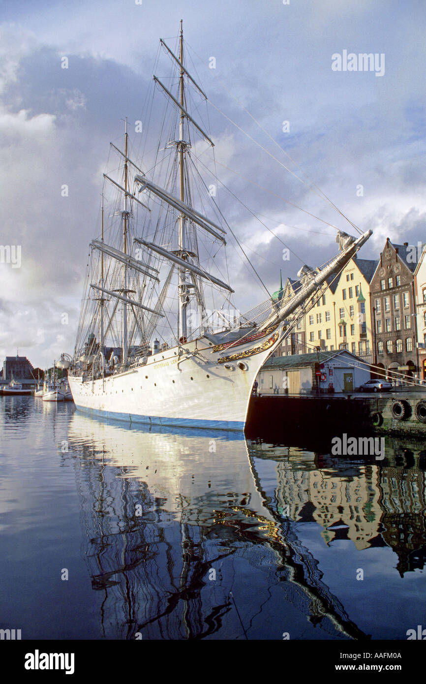 Three masted barque rigged sailing ship hi-res stock photography and ...
