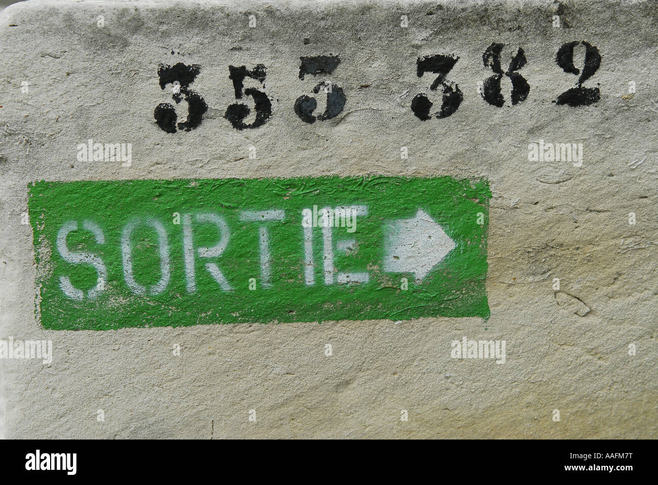 French exit sortie sign hi-res stock photography and images - Alamy