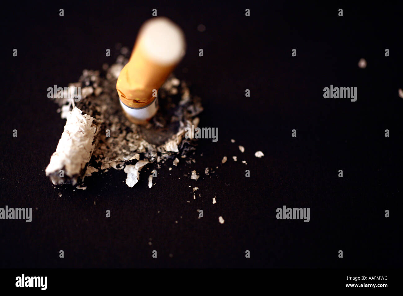 Extinguish cigarette hi-res stock photography and images - Alamy