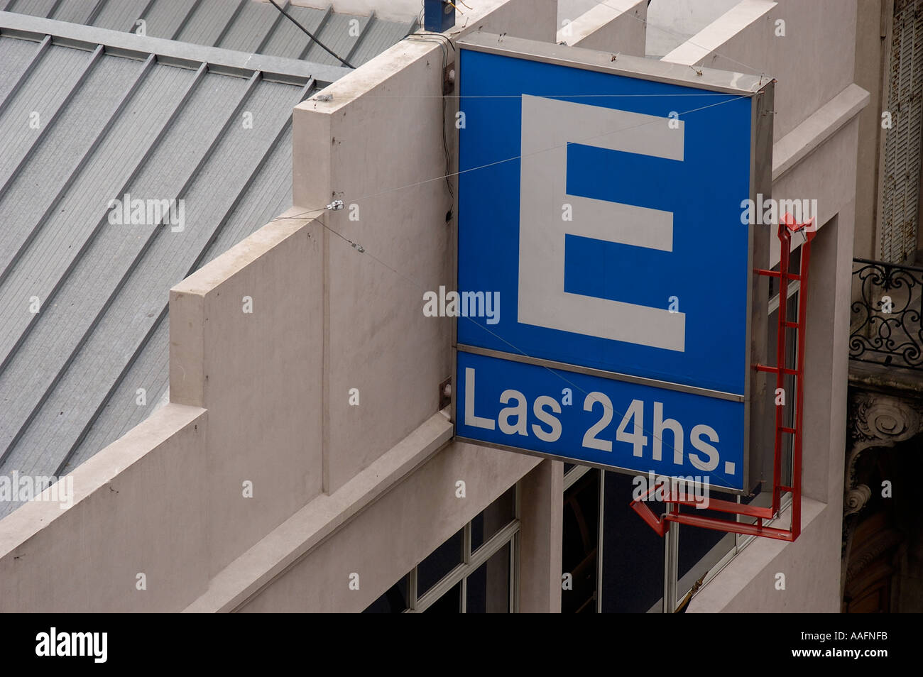 Parking signal in spanish Stock Photo - Alamy