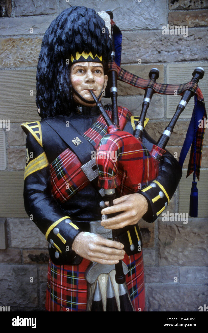 statue of scottish guard in edimbourg castle Stock Photo - Alamy