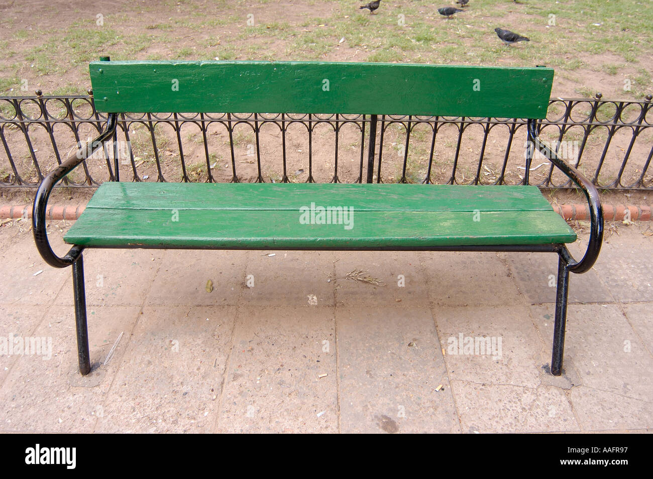 Empty old bench Stock Photo - Alamy