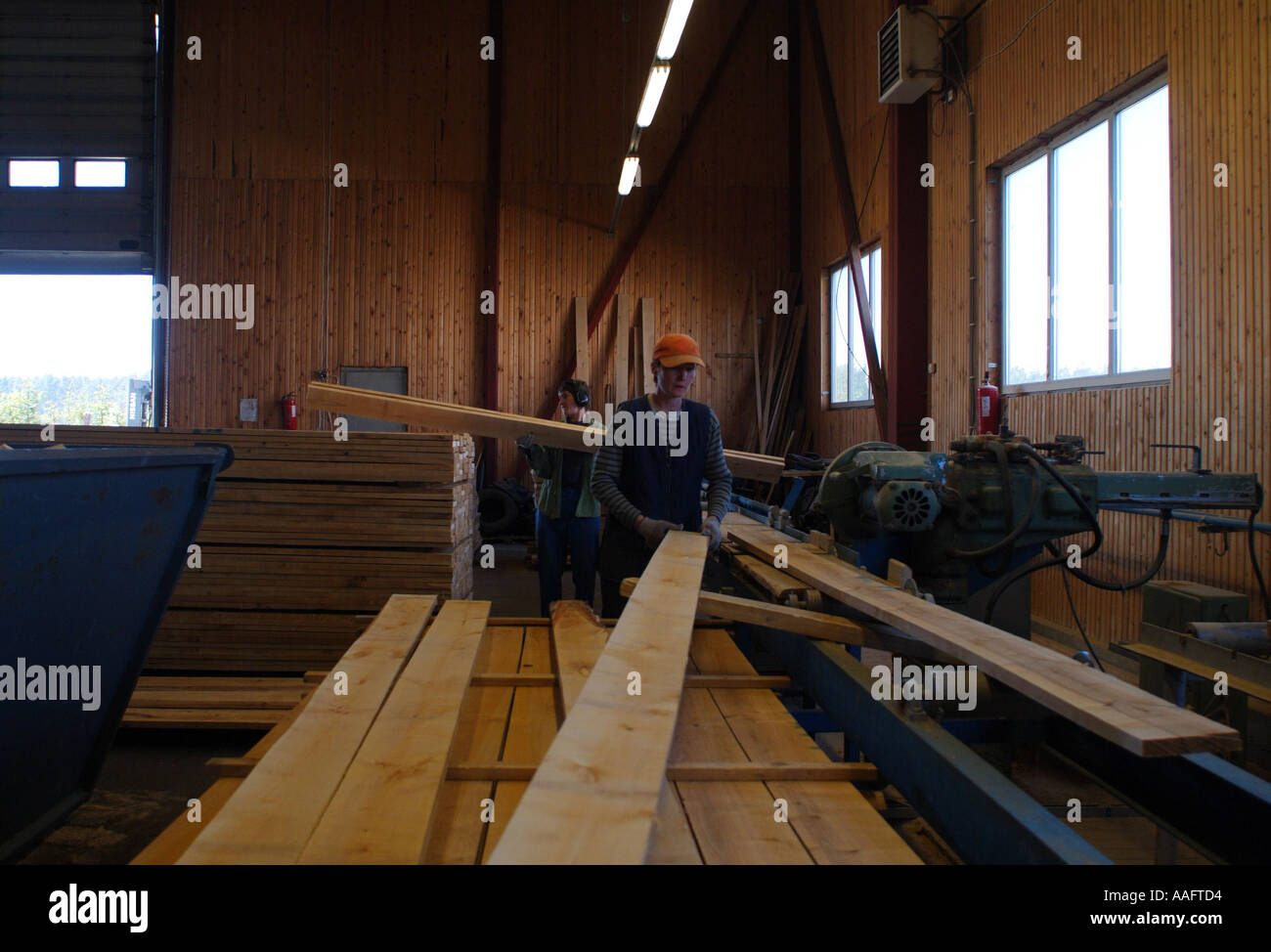 Saw mill workers hi-res stock photography and images - Alamy