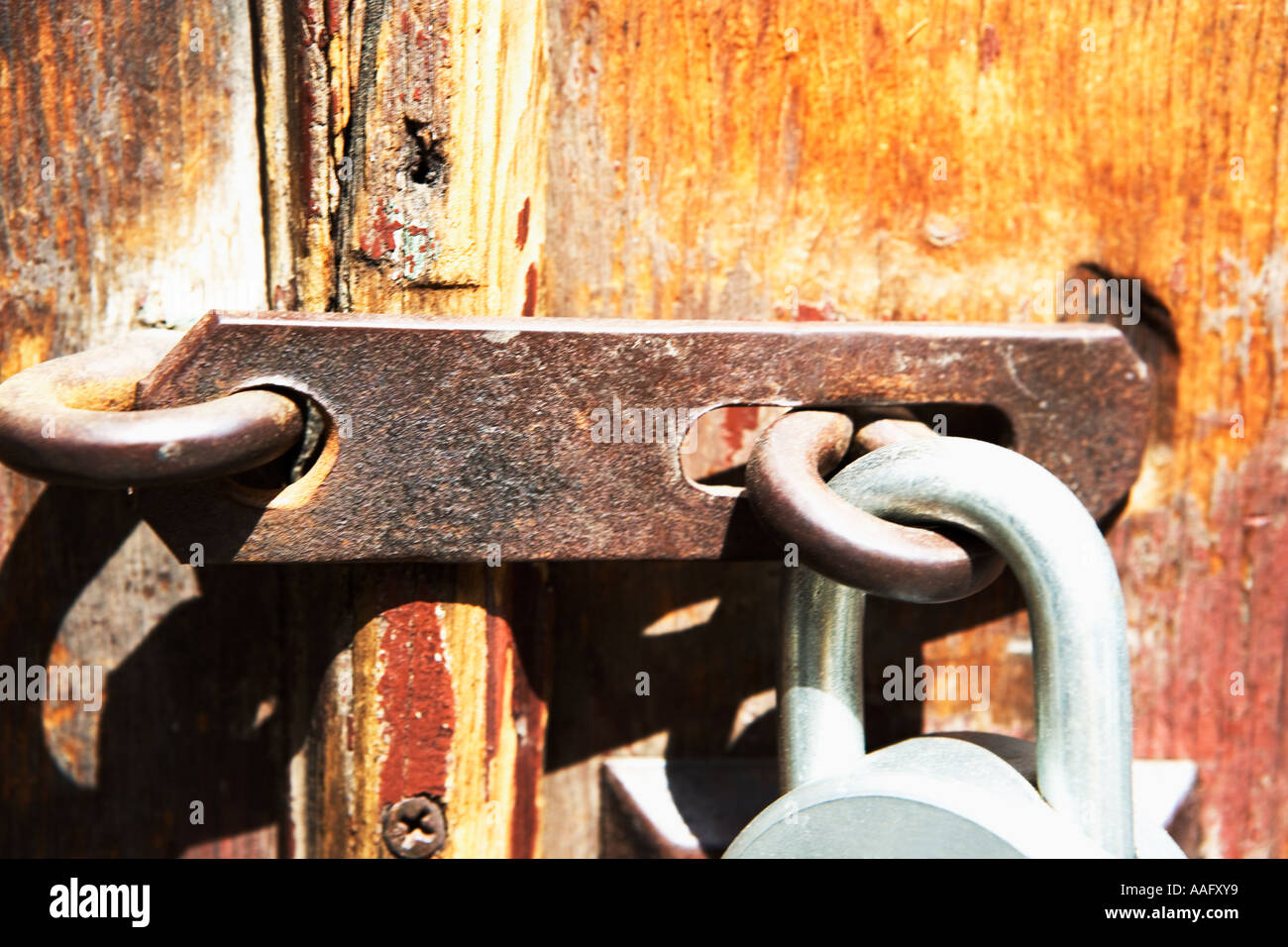 LOCK ON RUSTED DOOR Stock Photo - Alamy