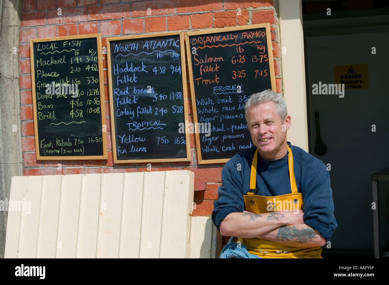 Nigel Sayers fish merchant waits for customers on Brighton beach Stock ...
