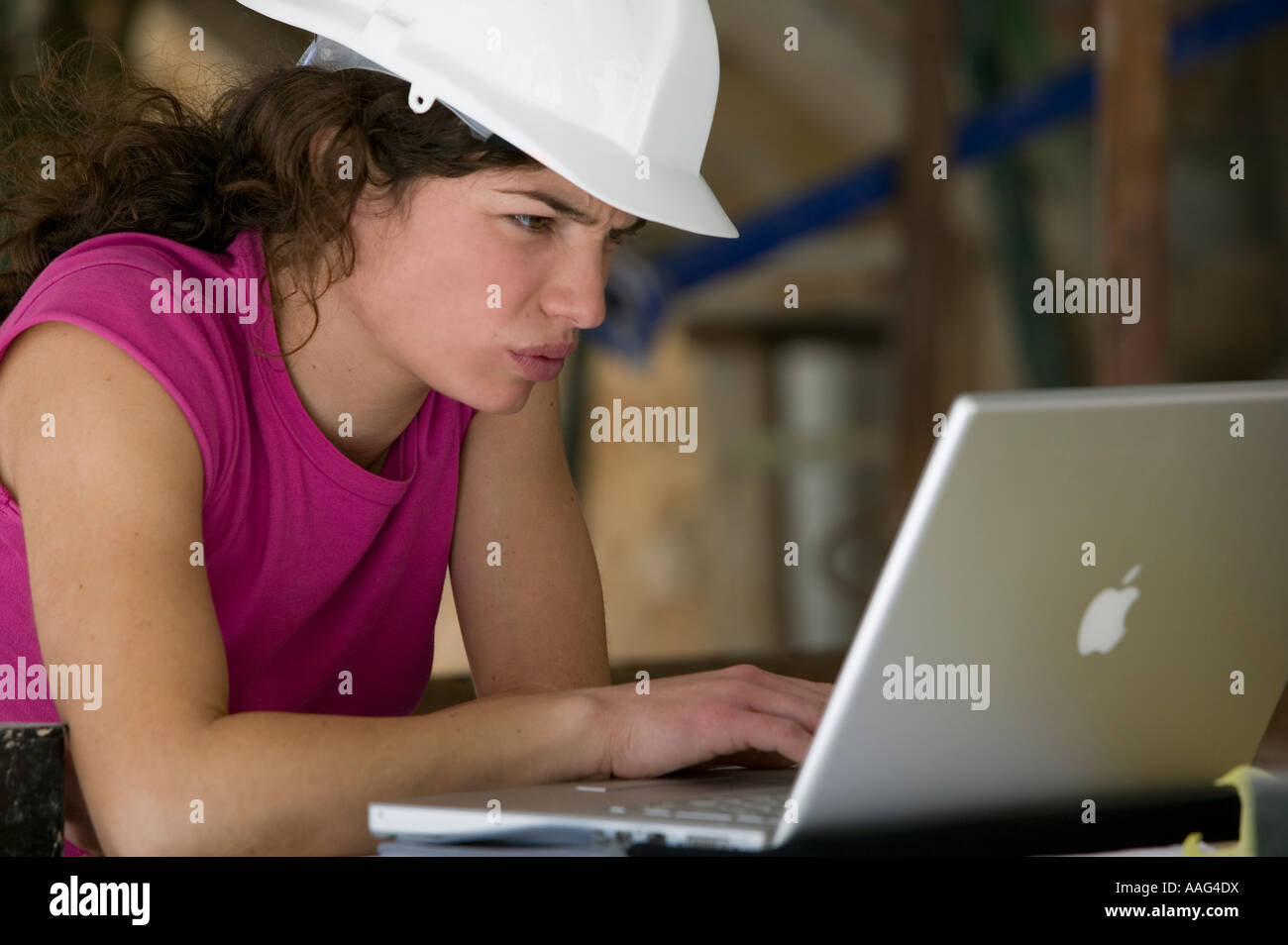 Female construction worker with laptop computer Stock Photo - Alamy