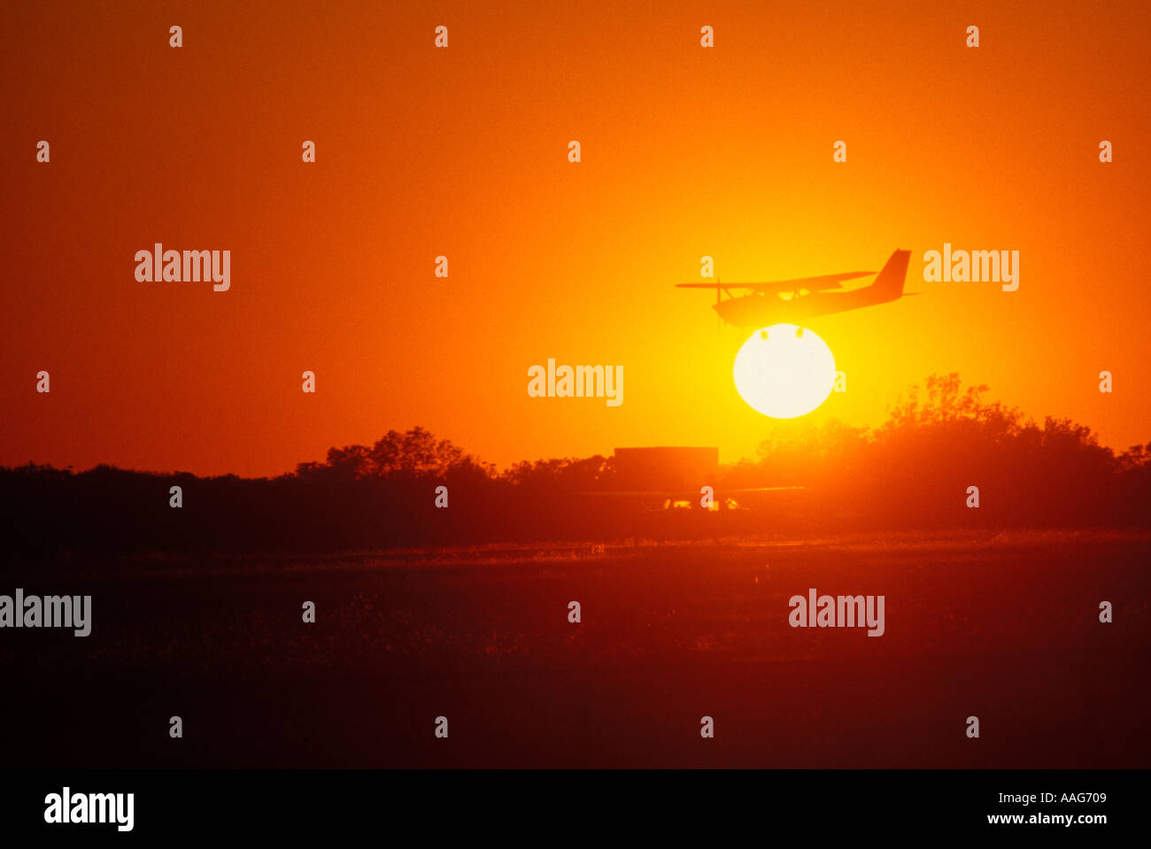 Single Engine Plane Landing Stock Photo - Alamy